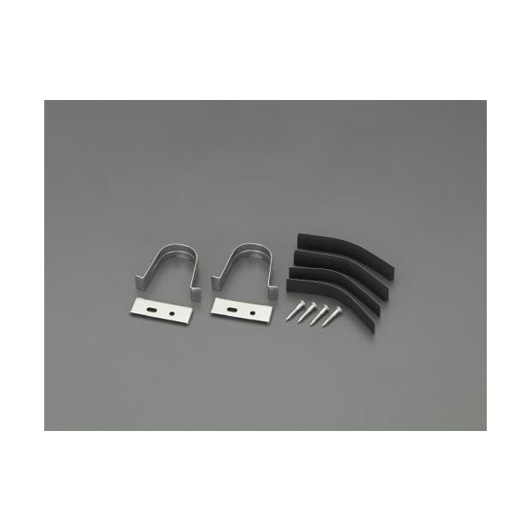 ●目安重量…40kg以下(2個使用時)●サイズ…53×14×40(H)mm●ねじ仕様…材質：ステンレスサイズ：M3.5×20●パイプ径25mm以下まで対応●不安定なメタルラックの転倒を防止します。●分離型なので設置後の移動も簡単です。