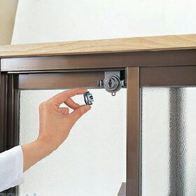 【商品説明】●商品サイズ縦6.4cm×横6.2cm×厚み3.7cm　　　　重量110g●商品材質　亜鉛ダイカスト、6ナイロン樹脂●サッシ窓の上枠にセットし締め付けるだけでOK。サッシ窓のクレセント錠との併用での補助ロックとして又少しサッシを...