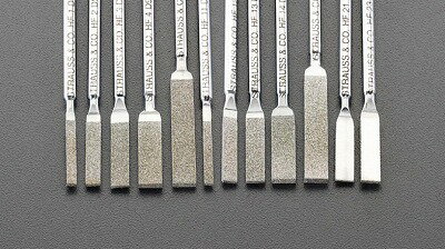 エスコメーカーお問い合わせ：06-6532-6226●全長…50mm●コーティング長…15mm●軸径…3mm●ハンドル…EA826VM-0（別売）●形状…平(1.2×4.3mm)●粒度…＃140