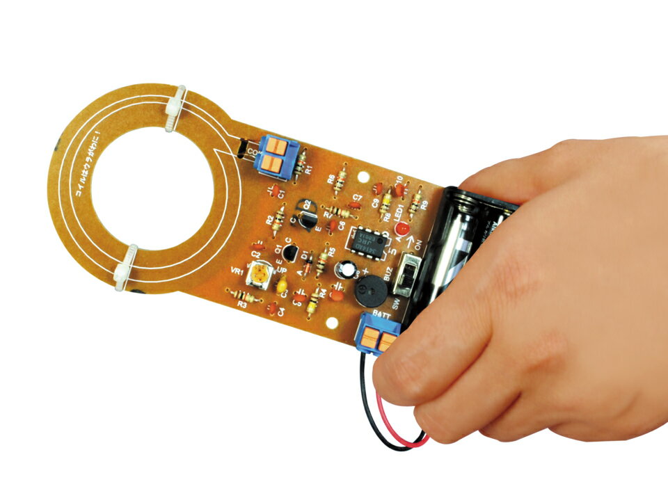 【商品説明】ループコイル使用で高感度！ブザーとLEDでお知らせ！金属を検出する仕組みを解説した説明書付き！このキットは金属に反応してブザーを鳴らす「金属探知機」です。検出部にループコイルを使用した高感度設計で、かべの中の鉄骨なども見つけるこ...