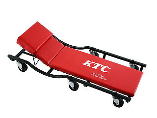 肩まわりに干渉しないフレームワークで高密度クッション付。ヘッドレストの角度を3段階に調整可能なリクライニング機構を採用することで、無理な体勢がつづいても疲れにくくなっています。主なスペックは全長1010mm、幅420mm、高さ140〜260...