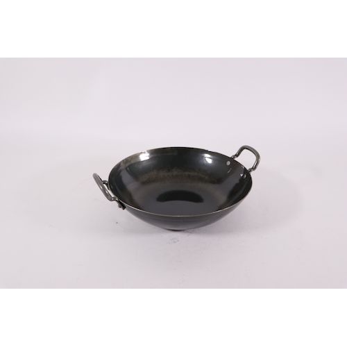 【商品説明】●「打ち出し式」という鉄をたたき出す作り方でつくられています。叩くことで表面に細かい凹凸ができ油なじみがよくなりますので、プレス式に比べて断然焦げ付きにくいことや料理がおいしく仕上がる熱伝導の良さを実感できます。