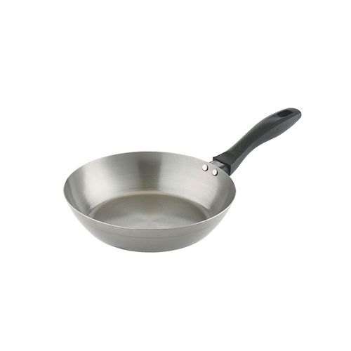 【商品説明】●鉄のフライパンは熱伝導が良いので、高温で手早く調理ができます。なので、素材の持ち味がしっかりいかされた料理に仕上がり、お店でいただくようなパラパラのチャーハンを作れるだけでなく、炒め物も美味しく仕上がります。他にも焼いたり、揚...