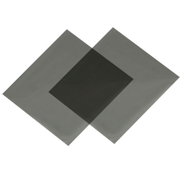 【商品説明】●偏光の仕組みを楽しく学べる偏光板2枚セットです。角度を変えると光の明るさが変化し、光の仕組みを体験的に理解できます。カットして使えるため、工作や自由研究にもおすすめです。ディスプレイの反射防止やLED機器の調光にも活用可能。科...