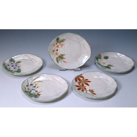 【商品説明】■桜、紫陽花、しゃら、秋草、紅葉と四季折々の草花を鮮やかな色使いで描いてある器です。少し楕円で手びねり風の洒落た形状で使い勝手が良く、銘々皿や菓子皿と便利なお皿です。来客時に使用いただくと、話が弾むことでしょう。■材質：陶器（京...