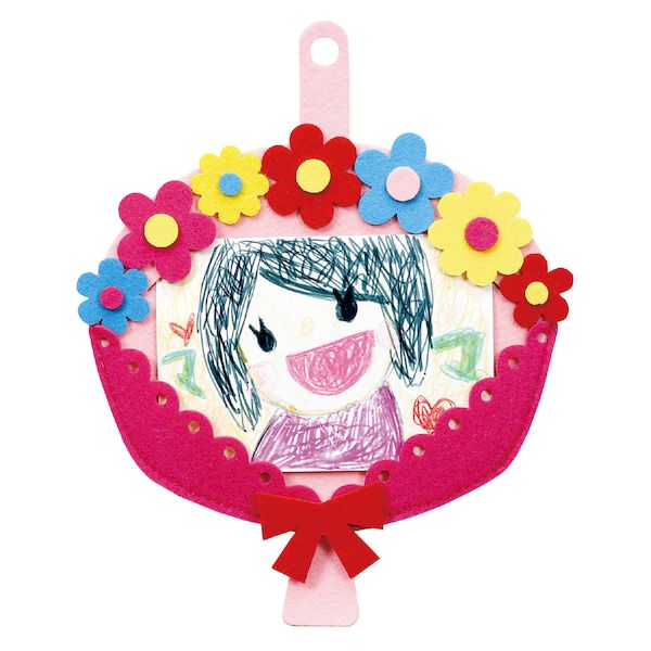 【商品説明】●壁にもかけられるフェルトの花束フレーム！L判写真が入る！●商品サイズ（単位mm)：230×180×10mm　作画サイズ13×9cm●材質：ポリエステル（フェルト）、紙●包装形態：PP袋入