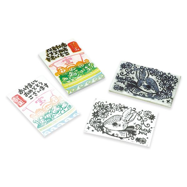 【商品説明】●彫刻刀で簡単に彫れる消しゴムの版画板!実用的なハガキサイズ150×100mmです●好きな形にカットして使用するこもできます。●両面彫ることができます。（表面は青と黄の2層、中は白色）※カッターナイフで彫り、細かい部分や仕上げは...