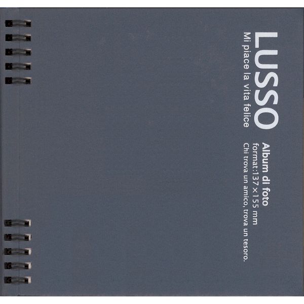 ナカバヤシメーカーお問い合わせ：0120-166-779【商品説明】特殊紙の手触り感がのこるハードカバータイプの力ラフル表紙です。背がある仕様なのでリングタイプでも、スッキリ収納できます。見聞きの良いセパレートタイプのリングなので、スクラッ...