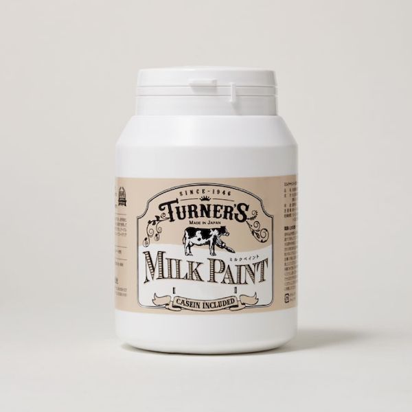 【商品説明】●DIYを安全に気軽に楽しむために原料にこだわった屋内向け本格派オリジナルペイント●森永乳業のミルク原料を使用した天然由来のペイントです。各メディウムも全て水性で安全性が高く、クリーミーな質感で伸びがよく塗りやすいのが特徴です。...