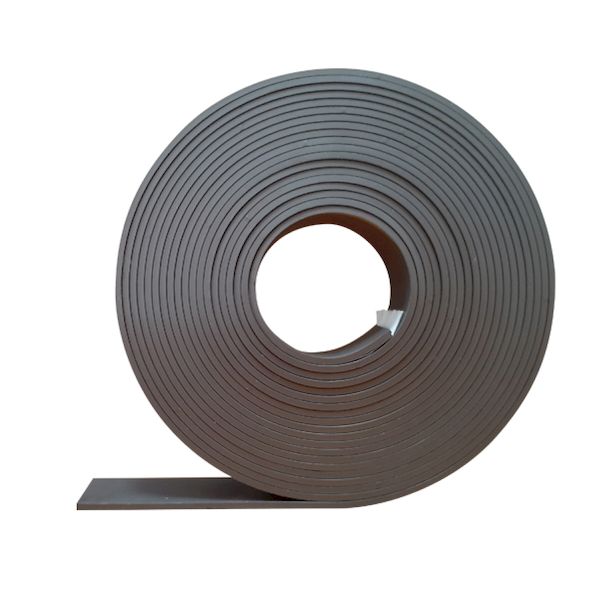 【商品説明】●1巻袋入り●本体-幅50mm×長さ5m×厚さ2mm●合金鋼●強力なマグネットテープ。ハサミやカッターでラクラクカット！スチール面に簡単ペタリ！●好きな長さで自由にカットでき店舗やオフィスのスチール製のラックやドアなどにピタッと...