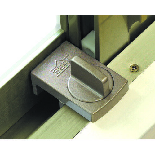 【特長】●窓枠に取り付け、防犯効果を高めます。【仕様】●色：アンバー●本体寸法(mm)幅×長さ：33×55●材質：亜鉛ダイカスト●取付仕様：下枠型【材質／仕上】●亜鉛ダイカスト【原産国】中国