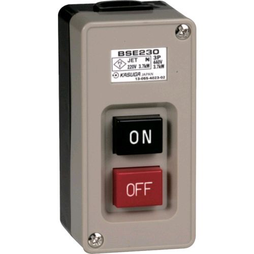 春日電機メーカーお問い合わせ：06-6885-6773【特長】●ケースがプラスチック製なのでアースを取る必要がないタイプです。●電気用品安全法適合品です。【用途】●動力用押ボタンスイッチON、OFF。【仕様】●ボタン文字：ON、OFF●定格...