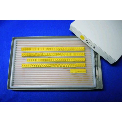 山崎産業メーカーお問い合わせ：0120-941-239【特長】●フラットスタンプ/ロールマーカーで使用する差替え式ゴム活字です。●印面の裏側が凸面仕様になっていて、印字内容を自由に設定できます。【仕様】●文字サイズ(mm)：4●足数(本)：...
