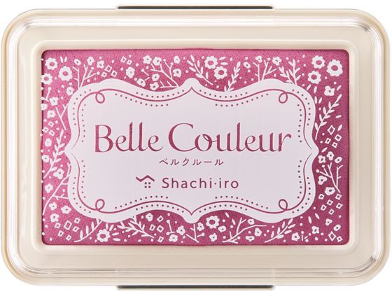 【商品説明】ベルクルールとはフランス語で「美しい（Belle）色彩（Couleur）」。綿布を採用した盤面には耐久性があり、弁面に軽く捺すだけで鮮明な印影が得られます。繊細な模様もキレイに捺せるスタンプパッドです。シヤチハタ独自のナノテクノ...
