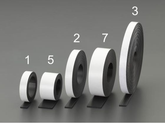 【仕様】●サイズ：幅13mm×長さ7．6m（厚み1．5mm）●吸着力：70gf／cm2●1巻入り●非着磁面に便利な粘着付マグネット●必要な分だけカットでき、無駄なく効率よく使えます●剥離紙付●カレンダー、標識、メモや工芸品などに【備考】※メ...