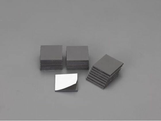 【仕様】●吸着力：450gf／cm2●サイズ：25×25mm●厚み：1．5mm●24個入り●非着磁面に便利な粘着付マグネット●剥離紙付●カレンダー、標識、メモや工芸品などに【備考】※メーカーの都合により、パッケージ・仕様等は予告なく変更にな...