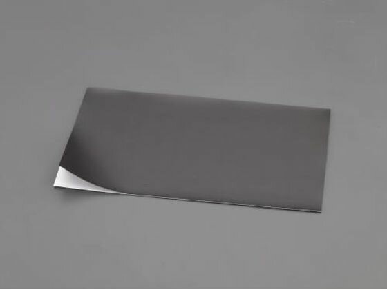 【仕様】●吸着力：29gf／cm2●サイズ：127×203mm●厚み：0．5mm●用途：写真、図面、カードなどに。●1枚入り●非着磁面に便利な粘着付マグネット●はさみで簡単に切れます。●裏面に粘着剤付（剥離紙付）【備考】※メーカーの都合によ...