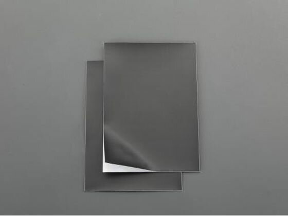 【仕様】●吸着力：29gf／cm2●サイズ：102×152mm●厚み：0．5mm●2枚入り●非着磁面に便利な粘着付マグネット●はさみで簡単にカットできます。●裏面に粘着剤付（剥離紙付）●写真、図面、カードなどに【備考】※メーカーの都合により...