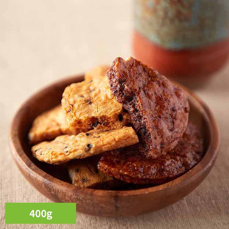 創業半世紀以上の老舗せんべいメーカーが作る割れ煎餅。人気の醤油系煎餅を三種特別セットでお届け！！※リニューアルに伴い、パッケージ・内容等予告なく変更する場合がございます。予めご了承ください。●内容量400g●商品サイズ（cm）幅約35×奥行...