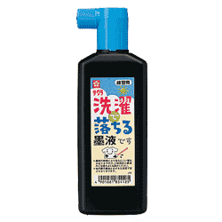 サクラクレパス　洗濯で落ちる墨液　180ml ★衣服についた墨液の汚れが落とせる★ 誤って付いた衣服の汚れが落とせます。また、泡の発生しにくい横口容器であるため、墨液が飛び散りにくくなっています。ただ、他の墨や墨液と混ぜると洗濯で落とせなく...