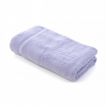 脱毛率が低くパイルが痩せにくいことに加え、パイルが起き上がりやすい特殊な撚りのため、長く高品質な状態を実現しています。ギフトにもピッタリの専用化粧箱に入ります。蓋の中に本体を入れられるため、中のタオルを見せた状態で商品棚に陳列いただけます。...