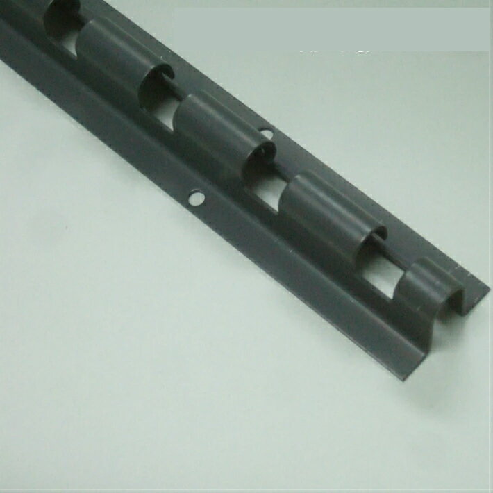 商品説明メーカー名 スワロン（株）製仕様シート幅200・300mm用 材質スチール製商品説明200W・300W兼用シートフレームです。長さ1mになります。ストリップドアーシート固定タイプB型フレームスチール製