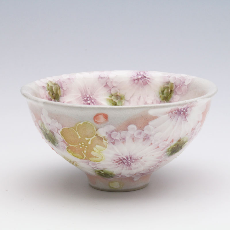 「ゆずりは」の飯碗を見る↓　↓　↓絵柄で選ぶ↓　↓　↓丁寧に手描きされた花模様をすっぽり手の中へ...使う度ごと、見る度ごとに造り手の心が伝わるうつわ。優雅で豊かなひと時を「ゆずりは」のうつわとご一緒にお過ごしください。 女性らしい感性で手...