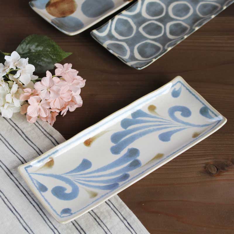 ― Brush Blue うつわの特徴 ― うつわを楽しむ豆知識。焼き物の独特な表情をお楽しみください。 【色ムラ】irregular color焼き物は生き物だと言われます。それは焼成時の窯での置き場所による火の当たり方の違いだけでなく、...