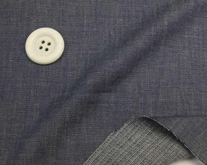 素材 コットン100% 生地幅 112cm 厚み 薄中肉厚 伸縮性 低 特徴 サラリとふんわり快適な着心地のトロピカル素材、着ていることを忘れてしまうほどに軽くてスーッとする通気性で蒸し暑いシーズンにお勧めです　インディゴ染め特有の色落ちが...