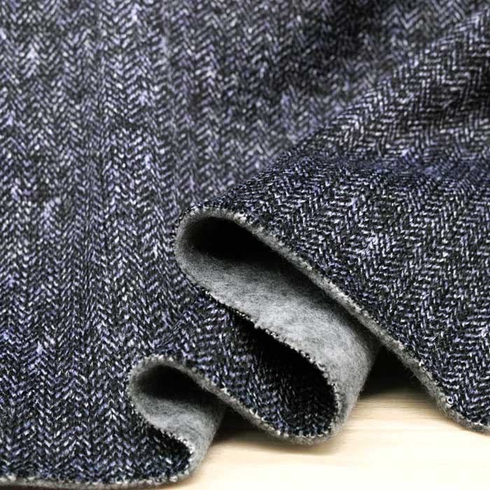 素材 エステル75%アクリル25% 生地幅 130cm幅　 厚み 2.0mm肉厚 伸縮性 1.2倍程度 　　　 特徴 ふんわりしたエステルをベースにバルキーなアクリルを合わせて10ミリ幅のヘリンボーンに編み上げたオシャレな柄行のボンバーヒー...