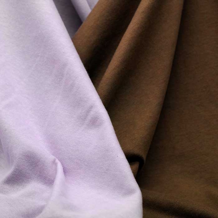 素材 コットン50%シルク50% 生地幅 165cm巾 厚み 0.4ミリ肉厚 伸縮性 1.2倍程度　 特徴 高品位なシルク/コットン50％の天竺ニット、軽くてさらりとした感触で通気性と吸湿速乾性に優れ、夏の暑い日でも快適に着用できます。敏感...