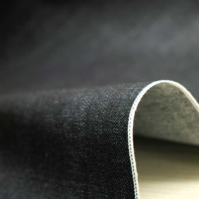 素材 コットン100%　 生地幅 86センチ幅 厚み 14オンス 　　 伸縮性 伸びません　 　　　 特徴 精錬した高速織り機用の糸で　幅の狭い織機(シャトル織機)で織った生地端の解れ止めを　黒耳で織った　新しくて旧い風合いのセルビッチデニ...