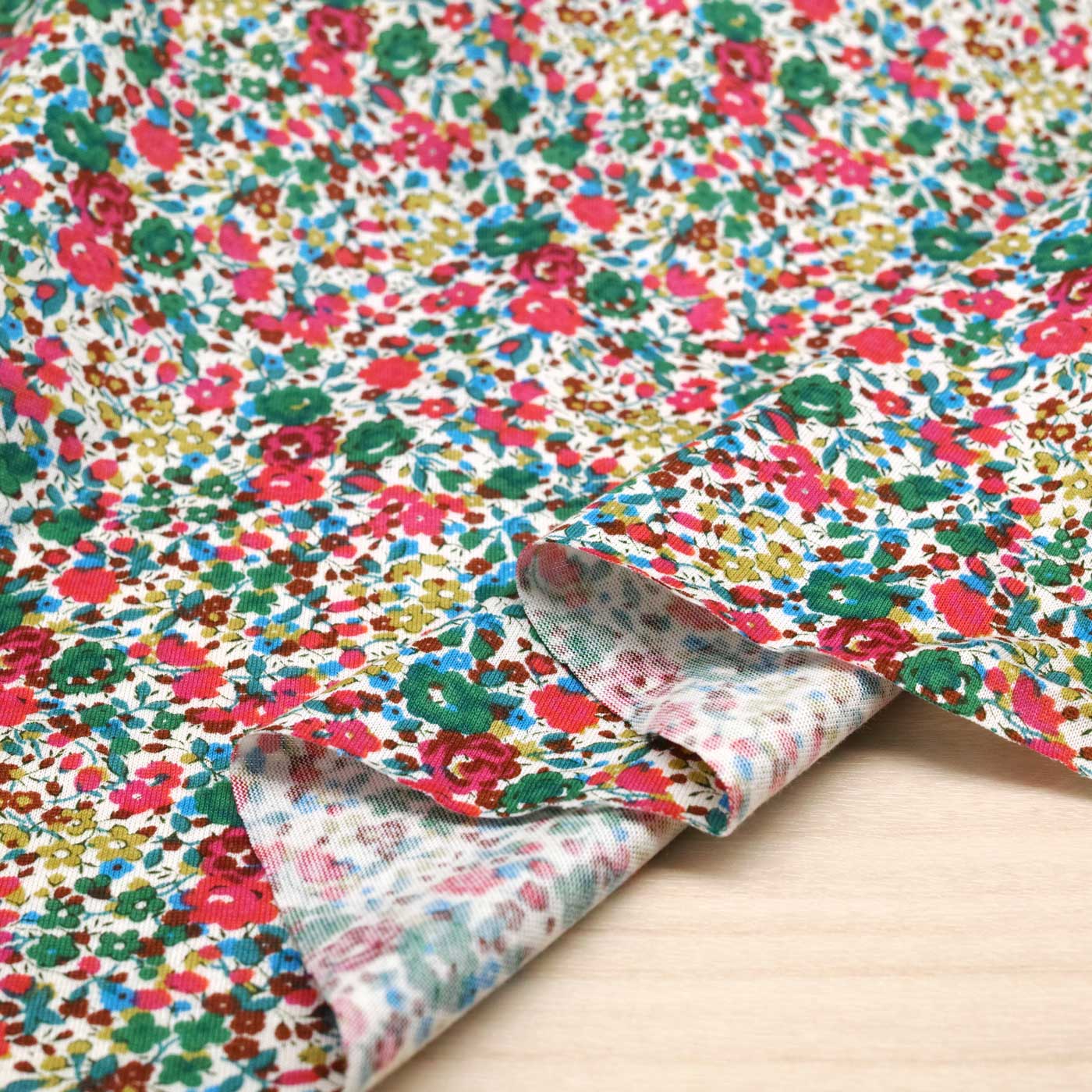 素材 コットン100% 生地幅 112cm 厚み 0.3mm厚 　　 伸縮性 1.2倍程度　 　　　 特徴 ナチュラルな風合いのコットンの細い60/糸でふんわり編んだ軽い天竺ニットに 可愛いリバティ プリント　咲き誇っている花々は華やかで魅...