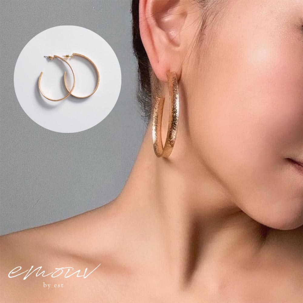 メーカー希望小売価格はメーカーカタログに基づいて掲載しています ブランドemouv商品番号em-pc2201110商品名emouv by est ヴィンテージゴールドフープピアス商品情報・大きめなフープで顔周りが華やかに・モードなお洋服にも...