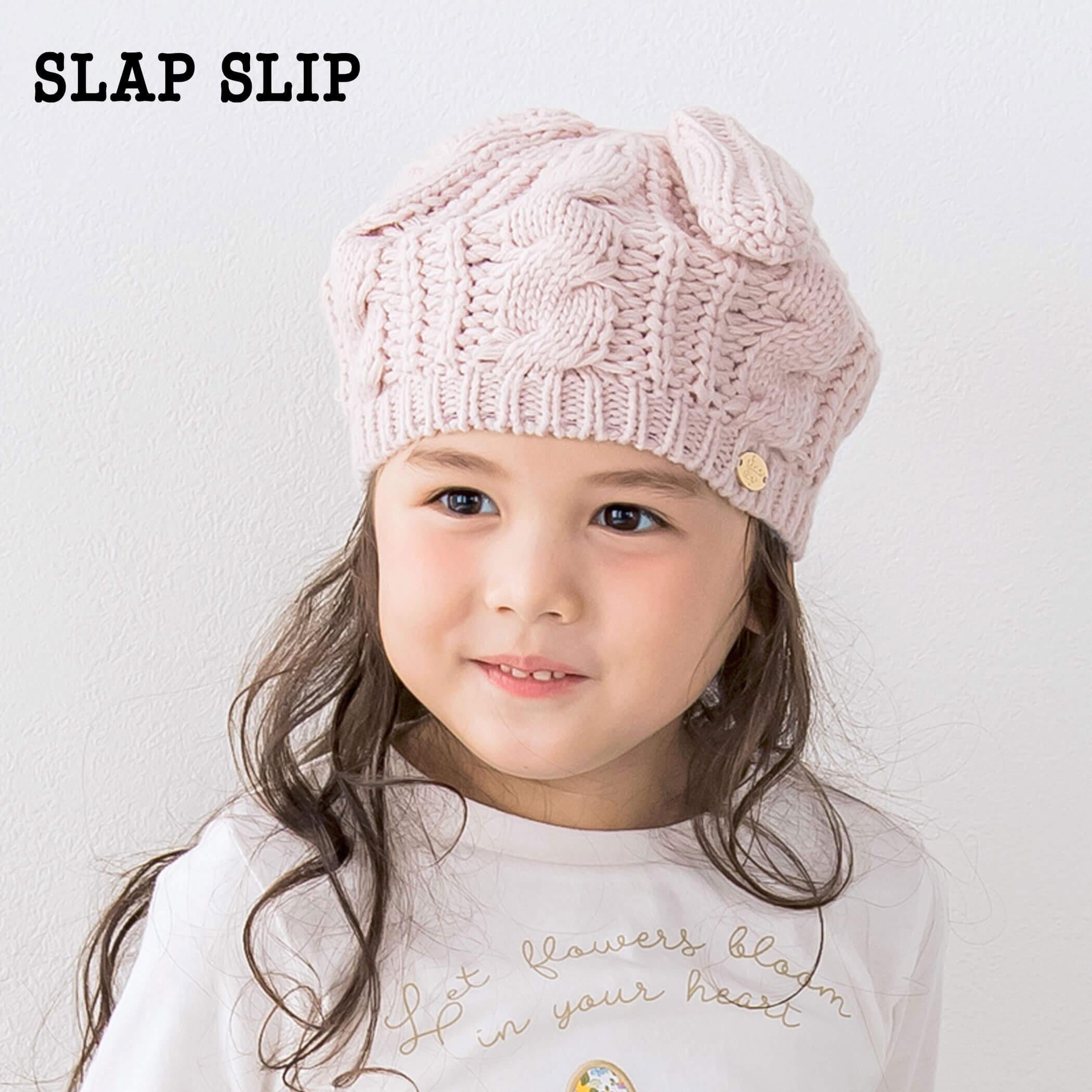 カラーごとに異なる動物耳がついたニットベレー帽。前から見えるキラッと輝くゴールドのチャームがさりげないアクセントに◎前から見ても後ろから見てもさりげなく耳が見える「オフホワイト：ネコさん」、後ろから見える長い耳がインパクトのある「ピンク：ウ...