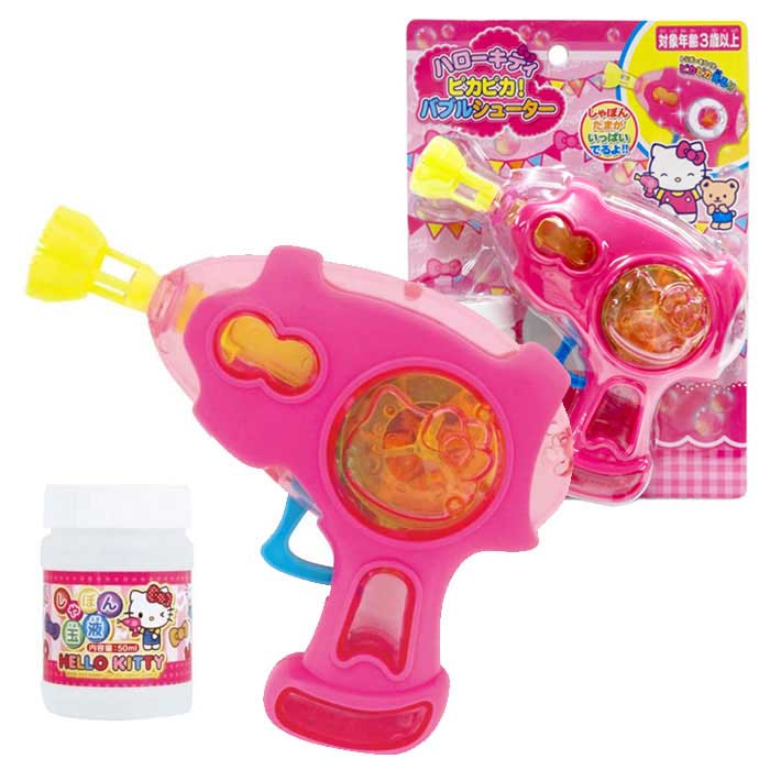 手動で動くバブルシューター！ 本体は、キティちゃんをイメージしたピンク色です。 引き金を引くとシャボン玉が出来ると同時に、本体がピカピカ光ります。 シャボン液ボトルがついているのですぐに楽しむことができます。 【セット内容】 ・本体×1 ・...