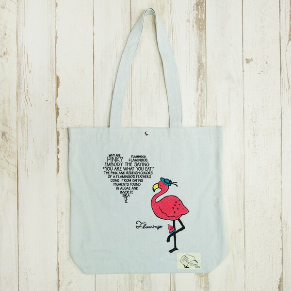 ふわふわしたサガラ織りとデニム生地を合わせた軽くて使いやすいトートバッグです。 鳥×フルーツのデザインは、色鮮やかでオシャレなワンポイントとしても◎。内生地はカジュアルなストライプ柄で、便利な内ポケット付き★ ◆本体サイズ：約H37×W36...