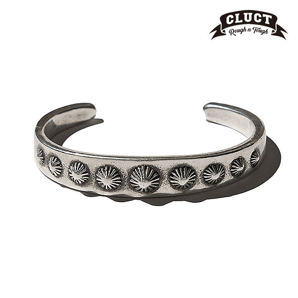 　商品説明 CLUCT クラクト 真鍮素材をベースに、シルバー925を厚くコーティングしたバングル。 日本の職人が一つひとつ丁寧に仕上げた、 Made in Japanならではの高いクオリティが魅力です。 ヴィンテージライクな表情と存在感を...