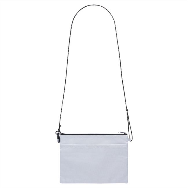 ■商品紹介：タフでしなやかな撥水ファスナーサコッシュ。 ■商品内容：本体（約175×240×30mm）×1 ■材質：ポリエステル ■重量：約44g ■原産国：中国製 メーカー希望小売価格はメーカーカタログに基づいて掲載しています ■さまざま...