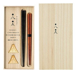 ■商品紹介：木製の箸と箸置きのセット。ブランド兵左衛門。 ■商品内容：箸(大)/23.5cm 箸(中)/21.5cm×各1 天然木(タモ)・天然漆塗装 箸置/4.5×3.4×H0.6cm×2 ヒノキ・みつろう塗装 木箱/27.5×13.6×...