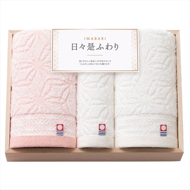 ■商品紹介：やわらかく淡い色と伝統柄から上品さが漂い、パイルのやさしい肌触りをふわりと感じる穏やかな日々を贈ります。繊細にあしらった縁起の良い「麻の葉模様」は、成長を願う柄として古くから愛され続けています。 日々の暮らしをふわりと包み込んで...