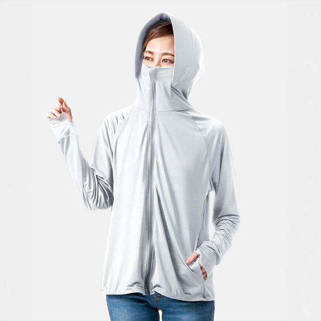 ■商品紹介：地面からの照り返し、上からの紫外線からもしっかりガード。大きめのフードだから髪型も気にならない。 ●プールや海でも使える塩素対応糸を採用。 色落ちや劣化がしにくい。 ●ひんやりマイナス5℃※当社測定基準により、製品の裏面(肌接触...