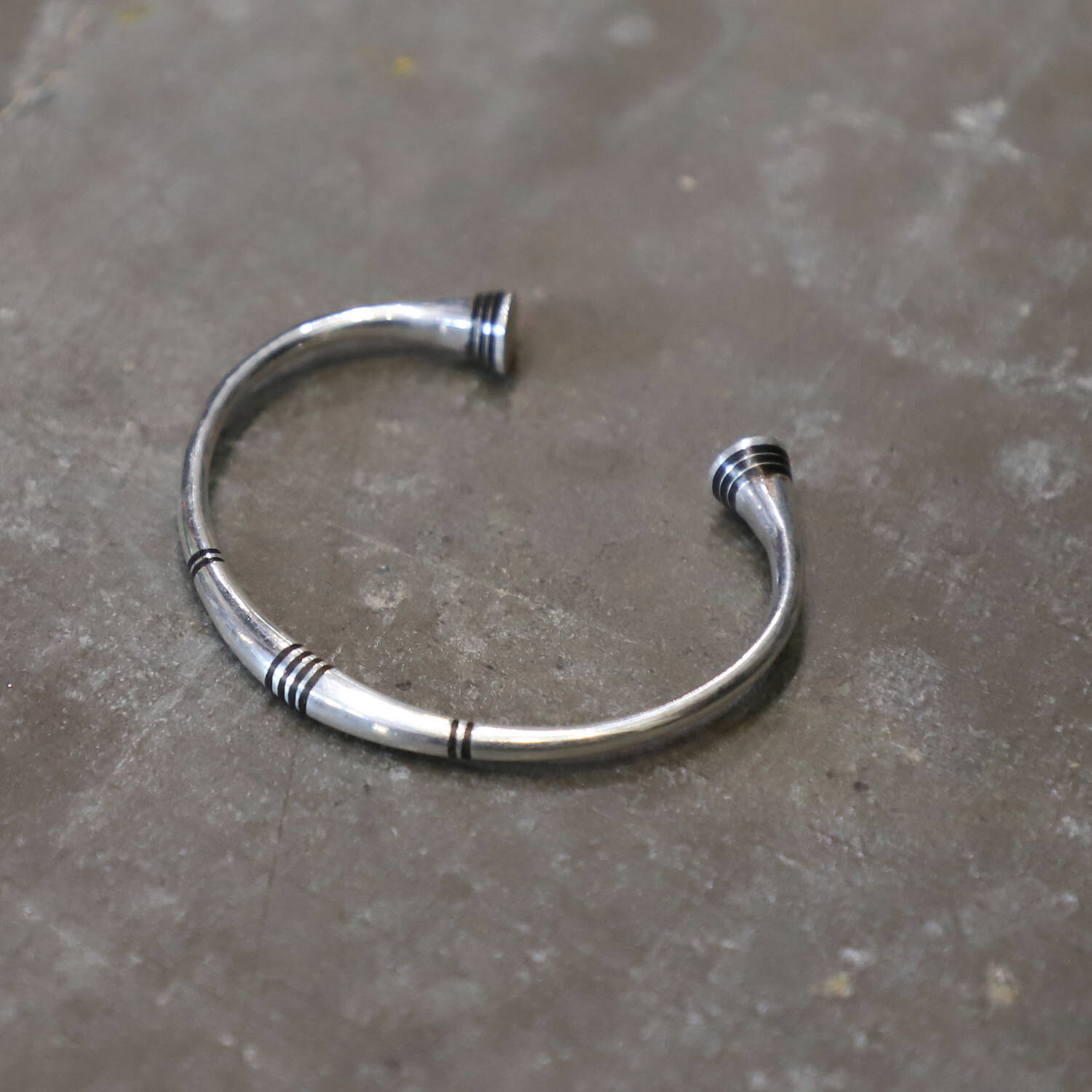 TOUAREG SILVER【トゥアレグ シルバー】 TOUAREG SILVER【トゥアレグ シルバー】- BANGLE (A12)　 北アフリカに広がるサハラ砂漠を遊牧する"トゥアレグ族"が伝統工芸として生産するシルバージュエリー。 純...