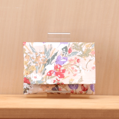 淡いピンクに草花模様674大人にも便利なポケットティッシュ入れ入れるところが2つあります。ひとつにはポケットティッシュ、もうひとつにはばんそうこなどを入れておくと便利です。綿100% 氏名票つきティシュいれ⇒　
