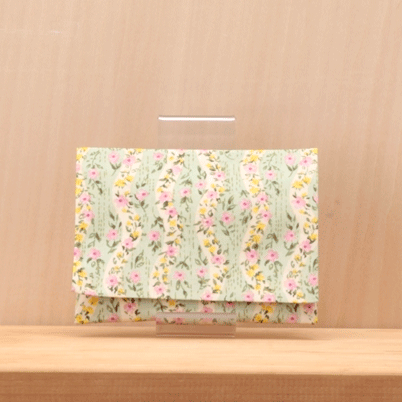 うねうね縦枠に花728大人にも便利なポケットティッシュ入れ入れるところが2つあります。ひとつにはポケットティッシュ、もうひとつにはばんそうこなどを入れておくと便利です。綿100% 氏名票つきティシュいれ⇒　