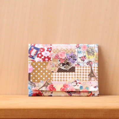 茶花764大人にも便利なポケットティッシュ入れ入れるところが2つあります。ひとつにはポケットティッシュ、もうひとつにはばんそうこなどを入れておくと便利です。綿100% 氏名票つきティシュいれ⇒　