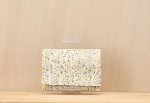 うねうね縦枠に花728大人にも便利なポケットティッシュ入れ入れるところが2つあります。ひとつにはポケットティッシュ、もうひとつにはばんそうこなどを入れておくと便利です。綿100% 氏名票つきティシュいれ⇒　