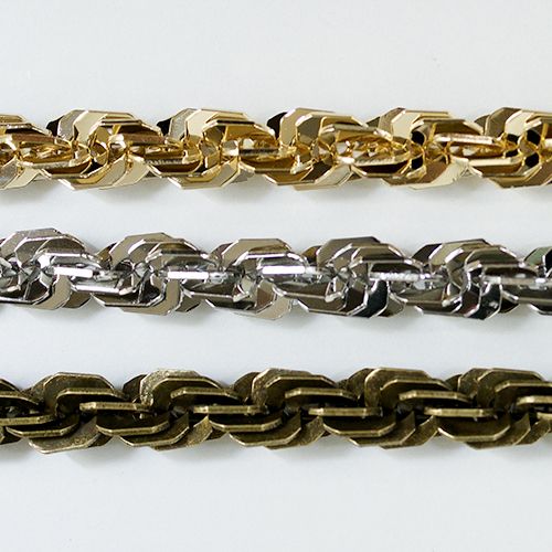 こちらは基本的に真鍮製のろう付け（溶接）無しのチェーンになります。チェーンの1コマ1コマをろう付けしていないので、細いチェーンは切れてしまうこともあります。その代わり後でチェーンをつないだり、チェーンのコマをはずしてパーツで使用したりと、使...