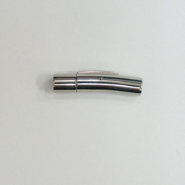 ステンレス製の5mm用ワンタッチ式留め金具になります。革紐や様々な線をつけてブレスやネックに最適な金具です。メッキなどはしていませんので、アレルギーやメッキがはげるなどの心配もご無用です。【材質】　　ステンレス製【サイズ】　　長さx外径：約...