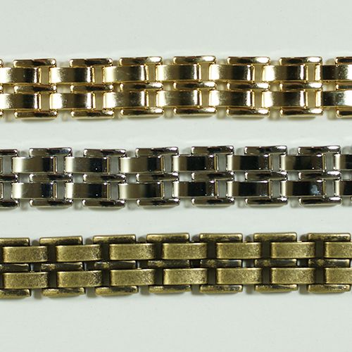 こちらは基本的に真鍮製のろう付け（溶接）無しのチェーンになります。チェーンの1コマ1コマをろう付けしていないので、細いチェーンは切れてしまうこともあります。その代わり後でチェーンをつないだり、チェーンのコマをはずしてパーツで使用したりと、使...